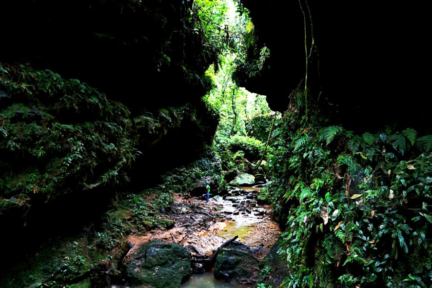 El sendero de las malocas de piedra – A la Orilla del Río